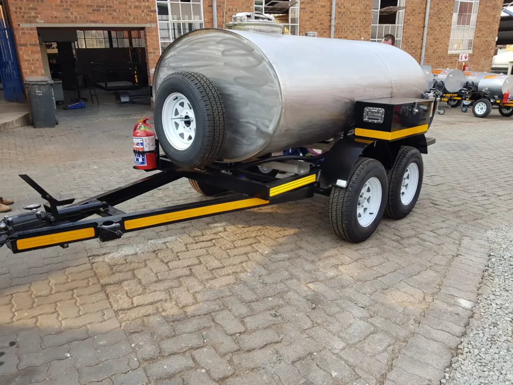 1500 Liter Bowser Tanker: Compact, Heavy-Duty Solution